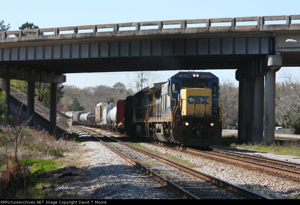 CSX 7574 Leads Q652-04 under US301